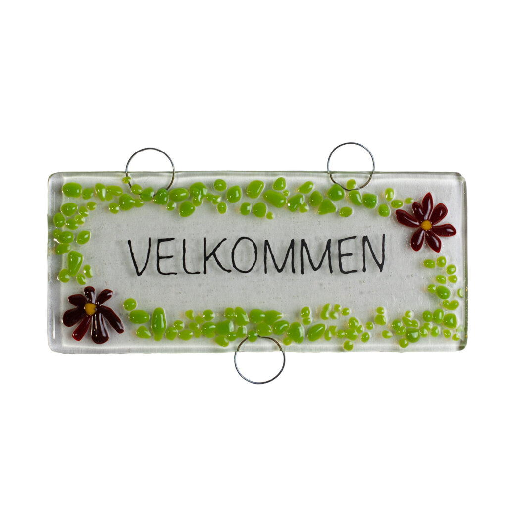 Velkommenskilt med blomster – Glaskunst fra Hejslet Design